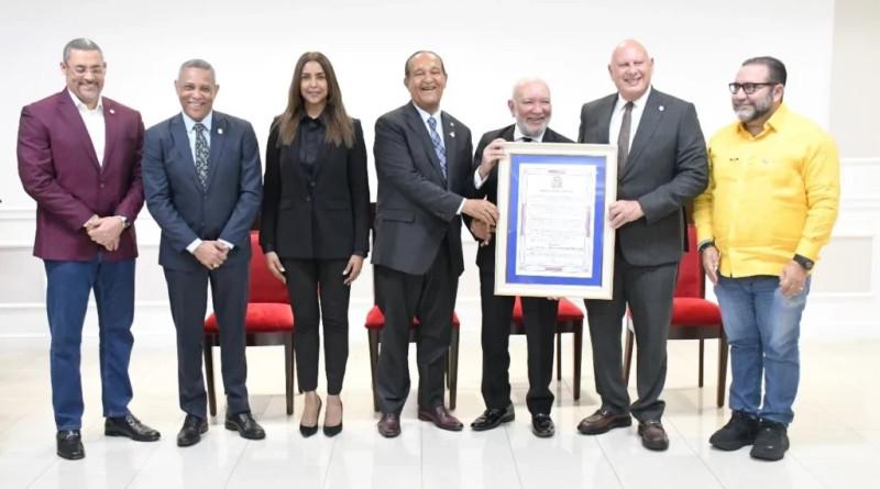 El Senado reconoce a Jochy Santos por 50 años de trayectoria
